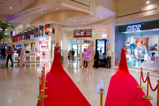 Red Carpet Lady - Black Hat